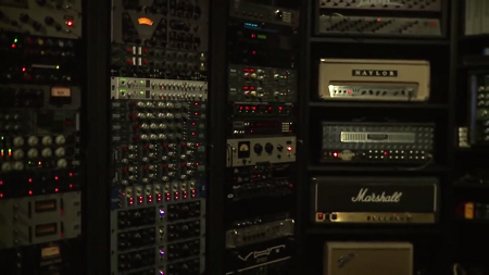 Tommy Lee, Machine Gun Kelly & Moon Bounce in the Studio | full in bloom